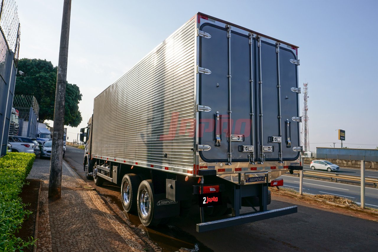 SCANIA P 320 – 2 Japão Caminhões e Carretas