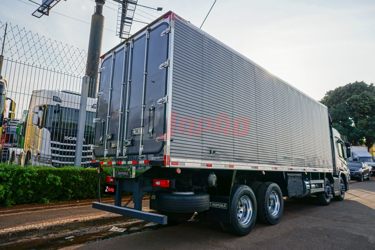 SCANIA P 320 – 2 Japão Caminhões e Carretas